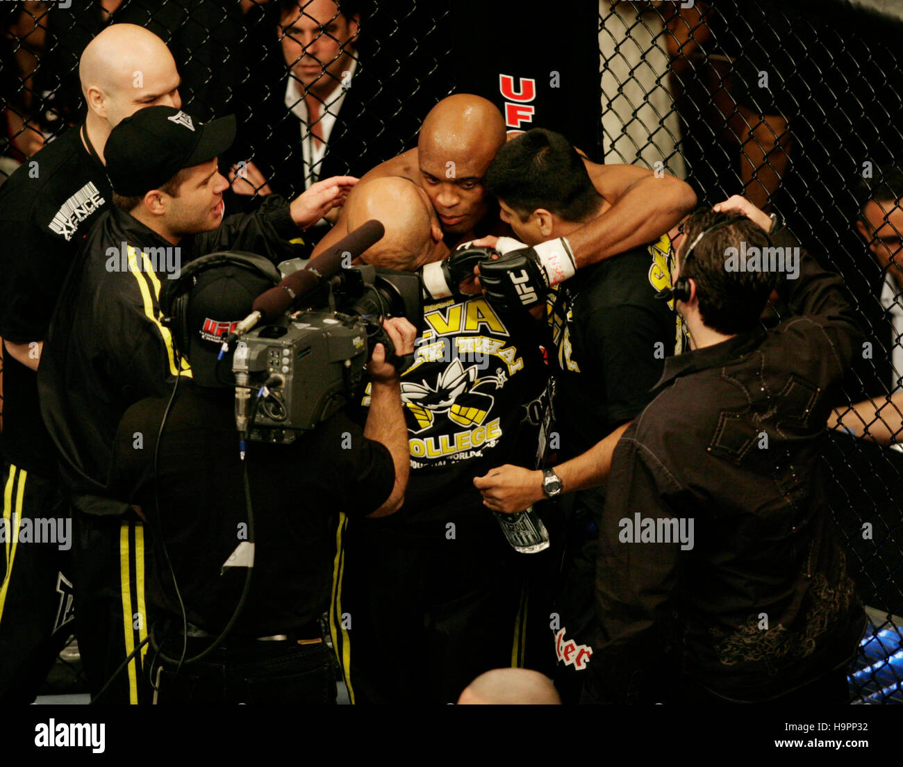 Anderson Silva celebrates his victory over Travis Lutter at the ...