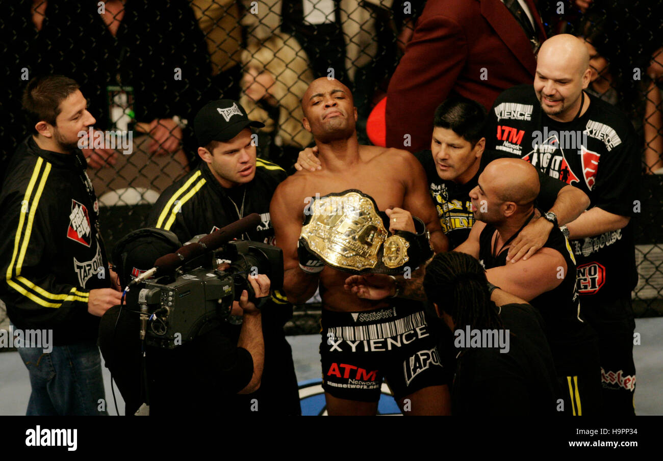 Anderson Silva celebrates his victory over Travis Lutter at the ...
