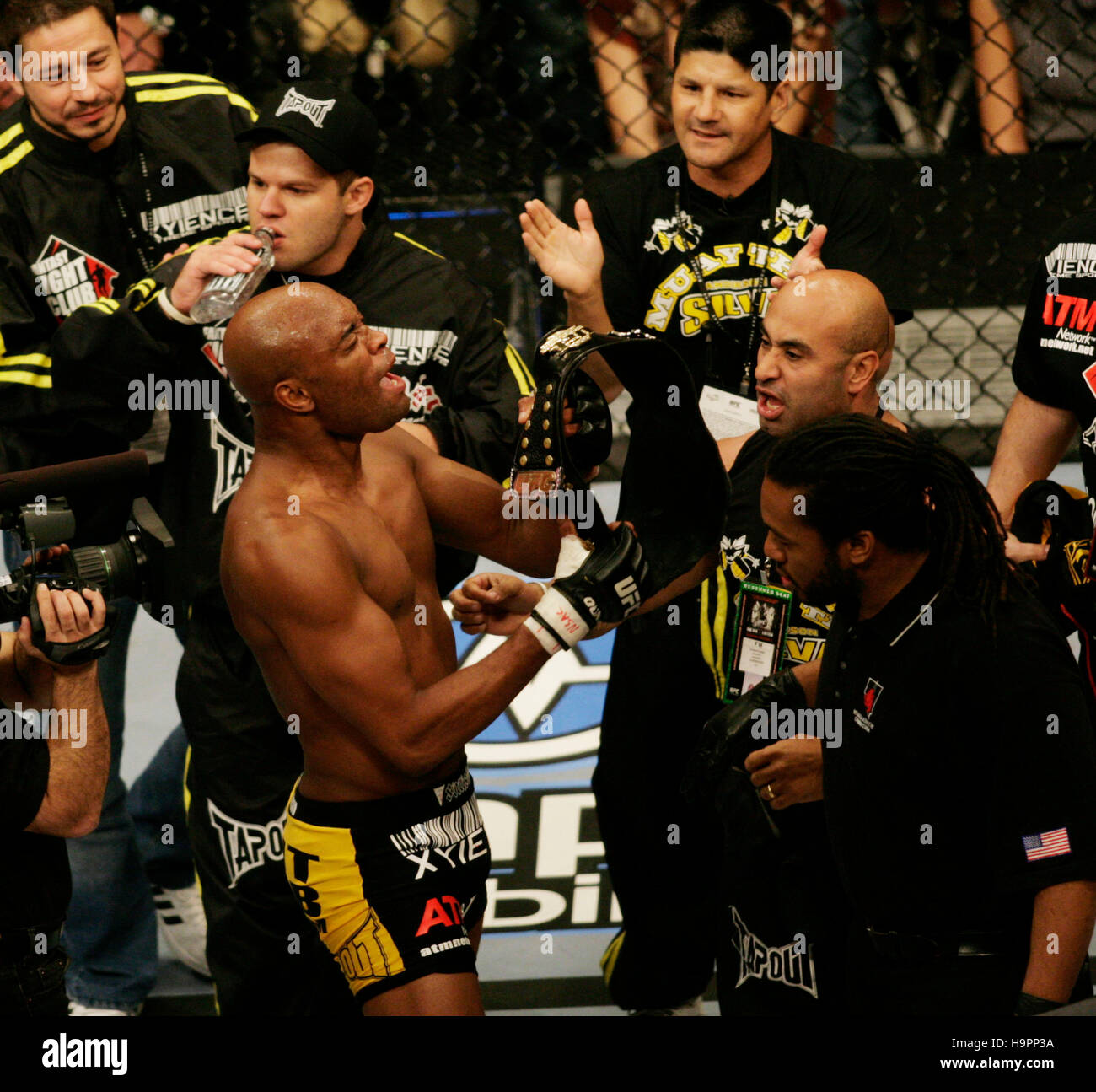 Anderson Silva celebrates his victory over Travis Lutter at the ...