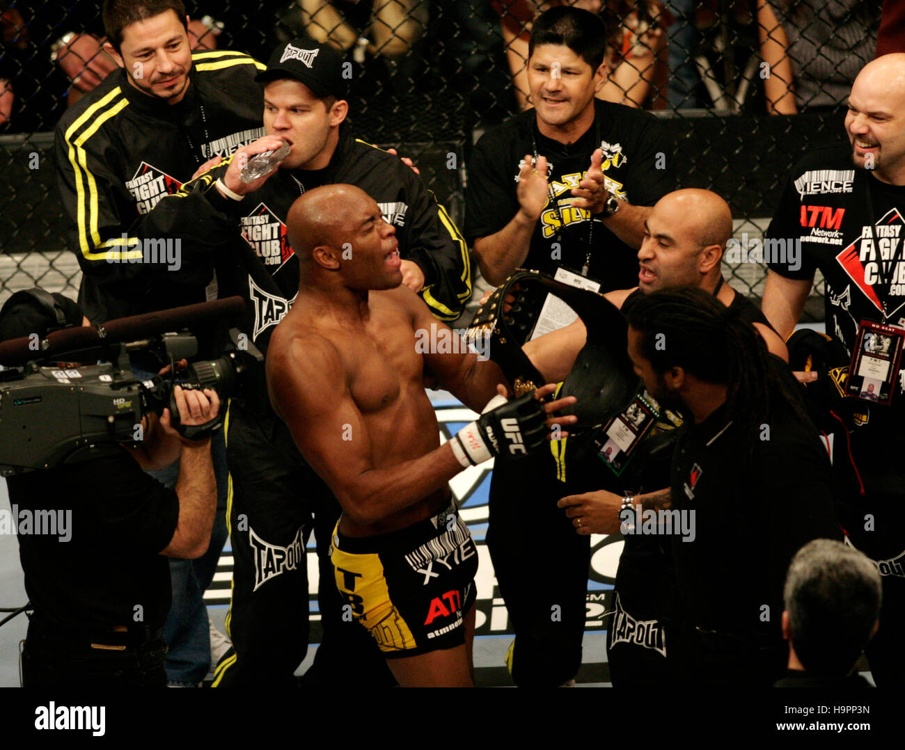 Anderson Silva celebrates his victory over Travis Lutter at the ...