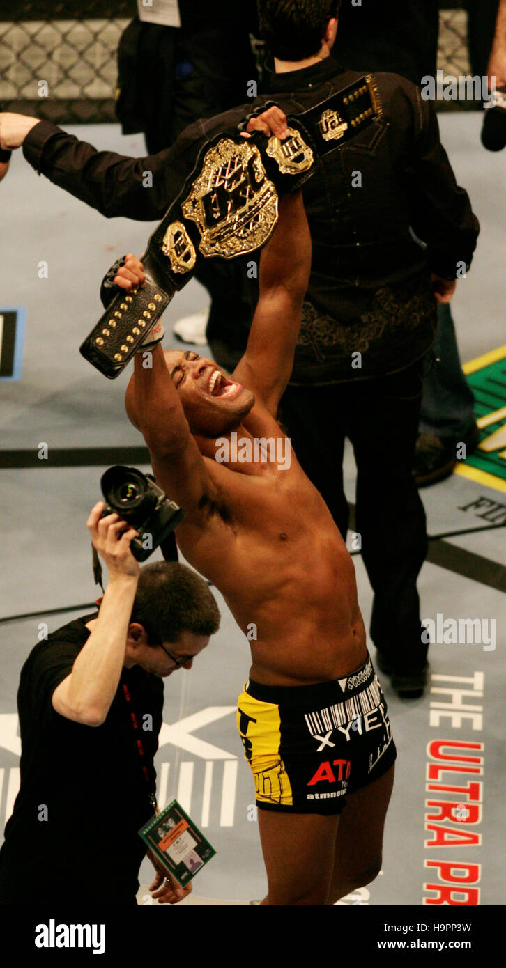 Anderson Silva celebrates his victory over Travis Lutter at the ...