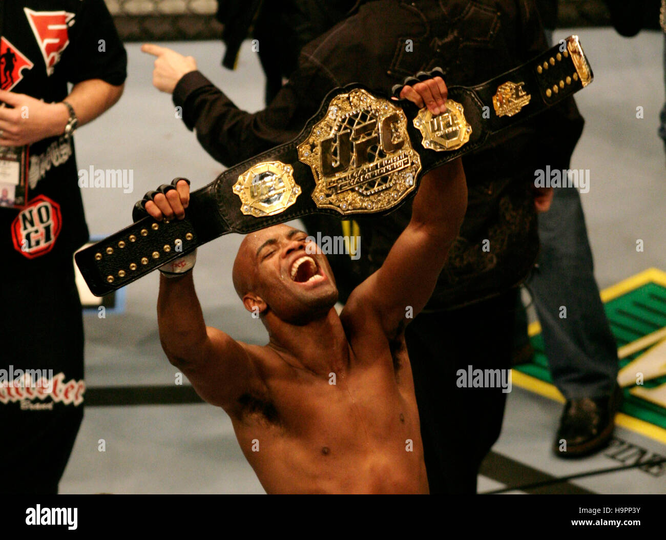 Anderson Silva celebrates his victory over Travis Lutter at the ...