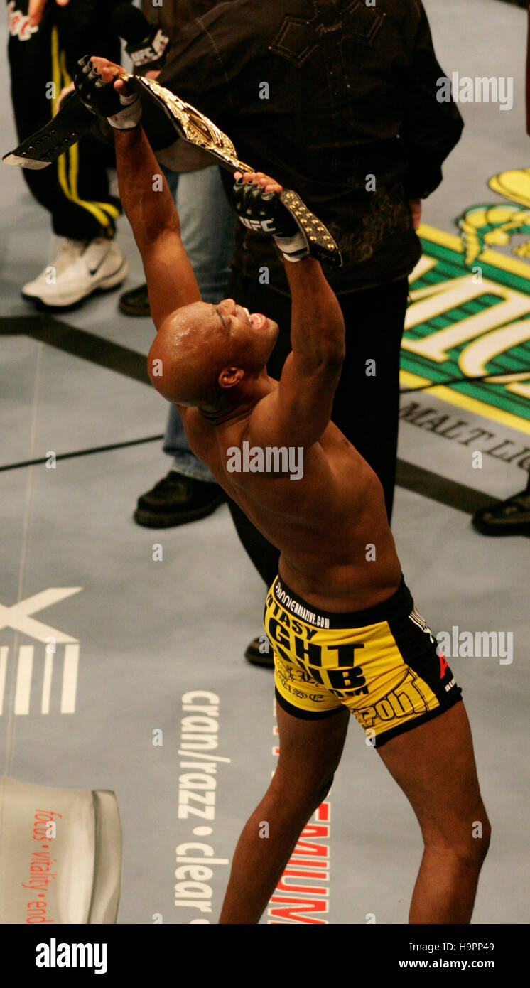 Anderson Silva celebrates his victory over Travis Lutter at the ...