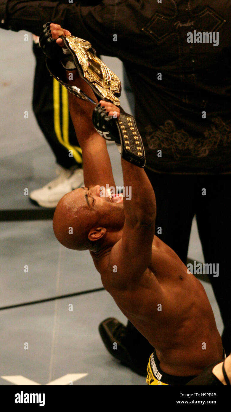 Anderson Silva celebrates his victory over Travis Lutter at the ...