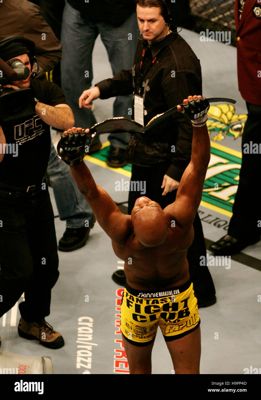 Anderson Silva celebrates his victory over Travis Lutter at the ...