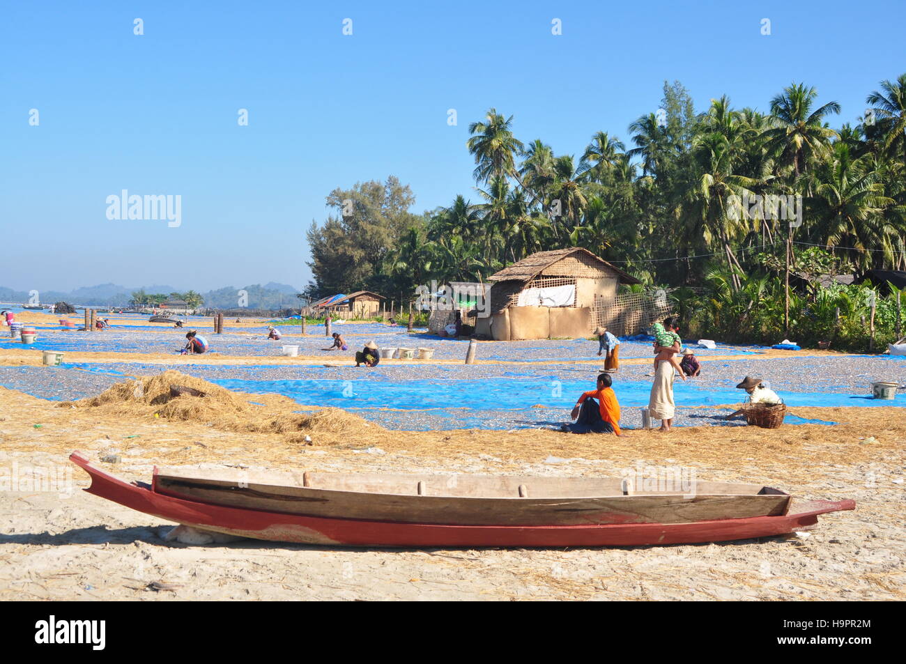 Myanmar fishermen on ngapali beach hi-res stock photography and images ...