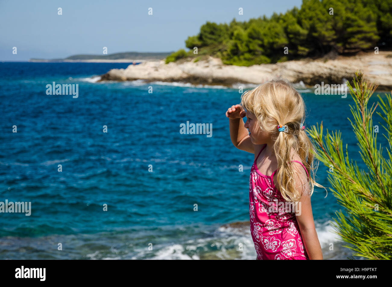 Child looking at ocean hi-res stock photography and images - Alamy
