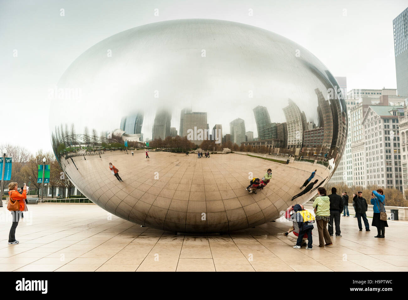 Chicago millennium park bean sculpture hi-res stock photography and ...