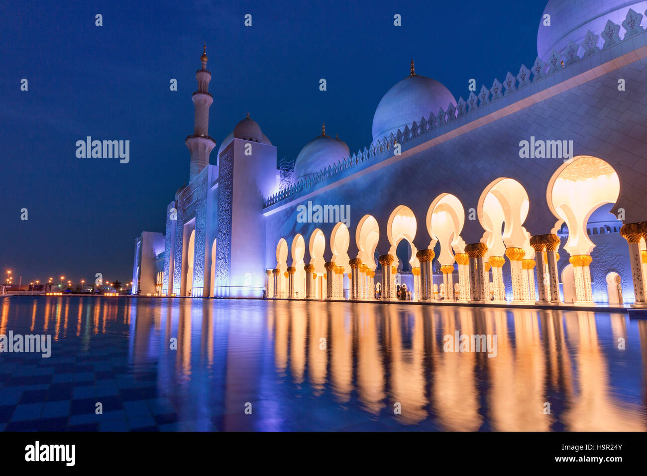 Water in front of Sheikh Zayed Grand Mosque, Abu Dhabi, United Arab ...