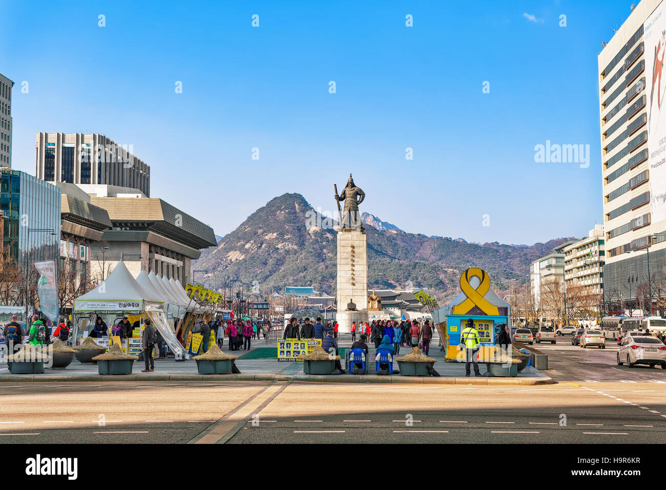 Seoul, South Korea - March 11, 2016: Statue of Admiral Yi Sunsin in ...