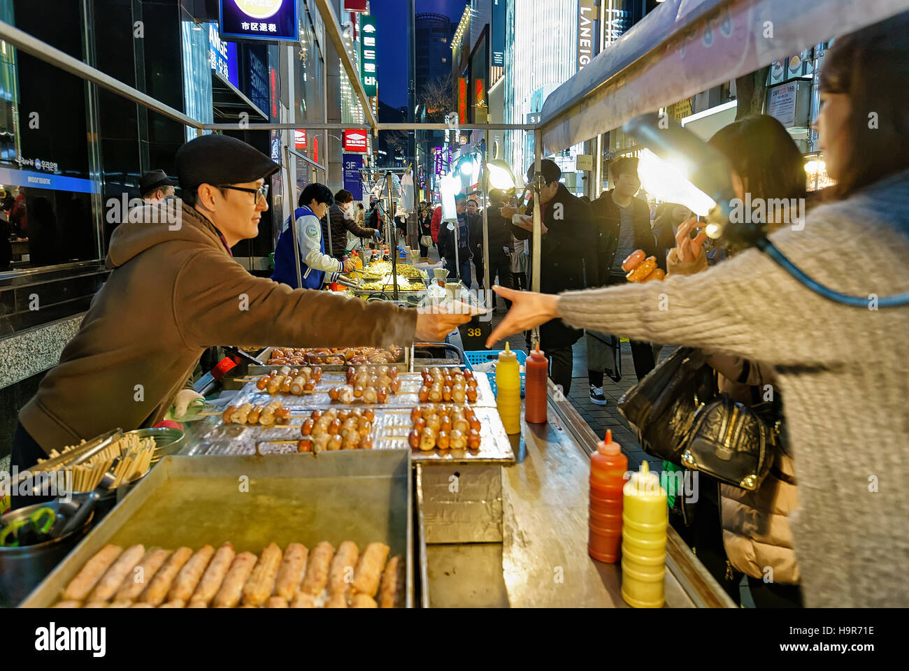 Korean market trader hi-res stock photography and images - Alamy