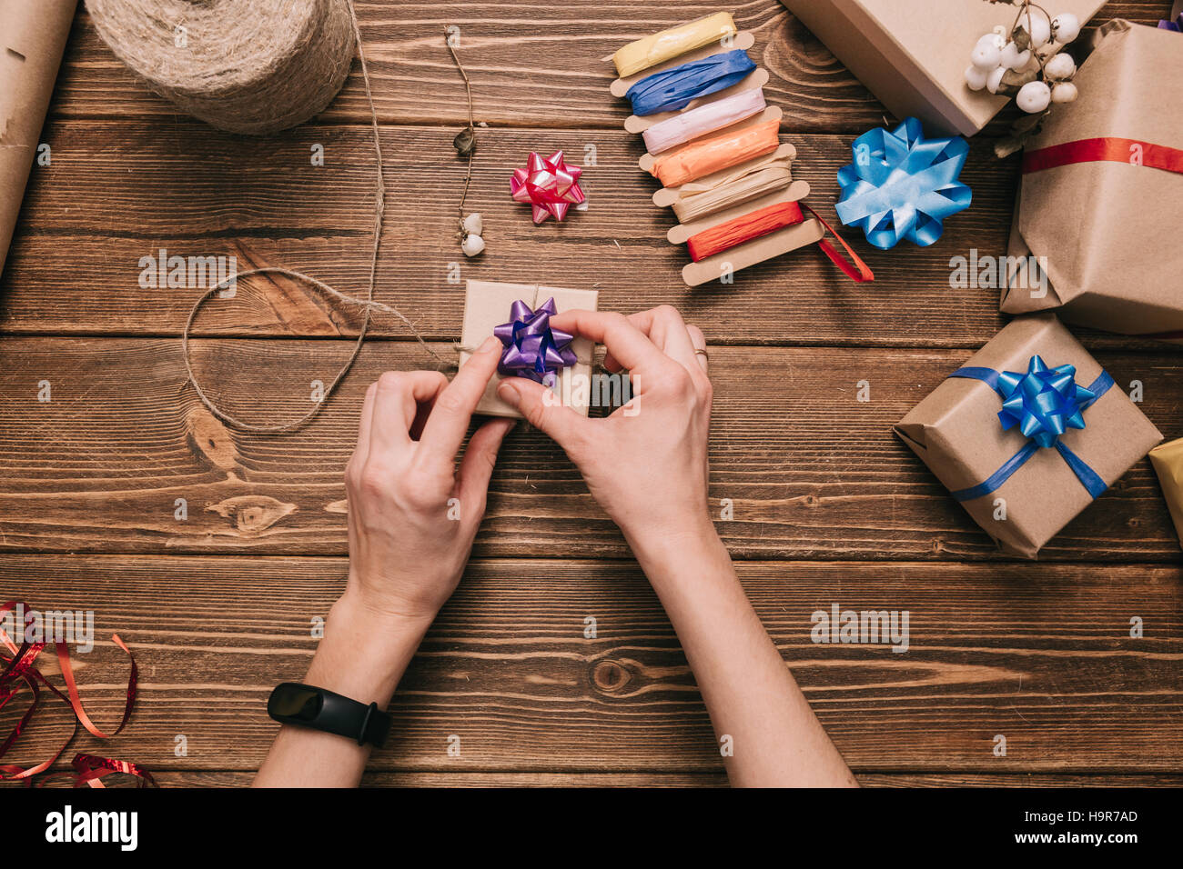 Crop hands decorating present Stock Photo - Alamy