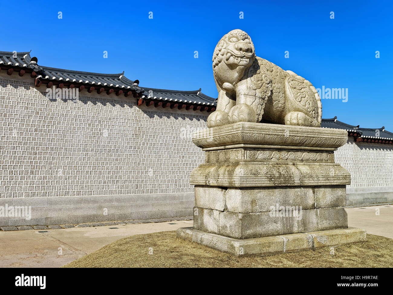 Mythological lion Haechi statue at the entrance gate to Gyeongbokgung ...