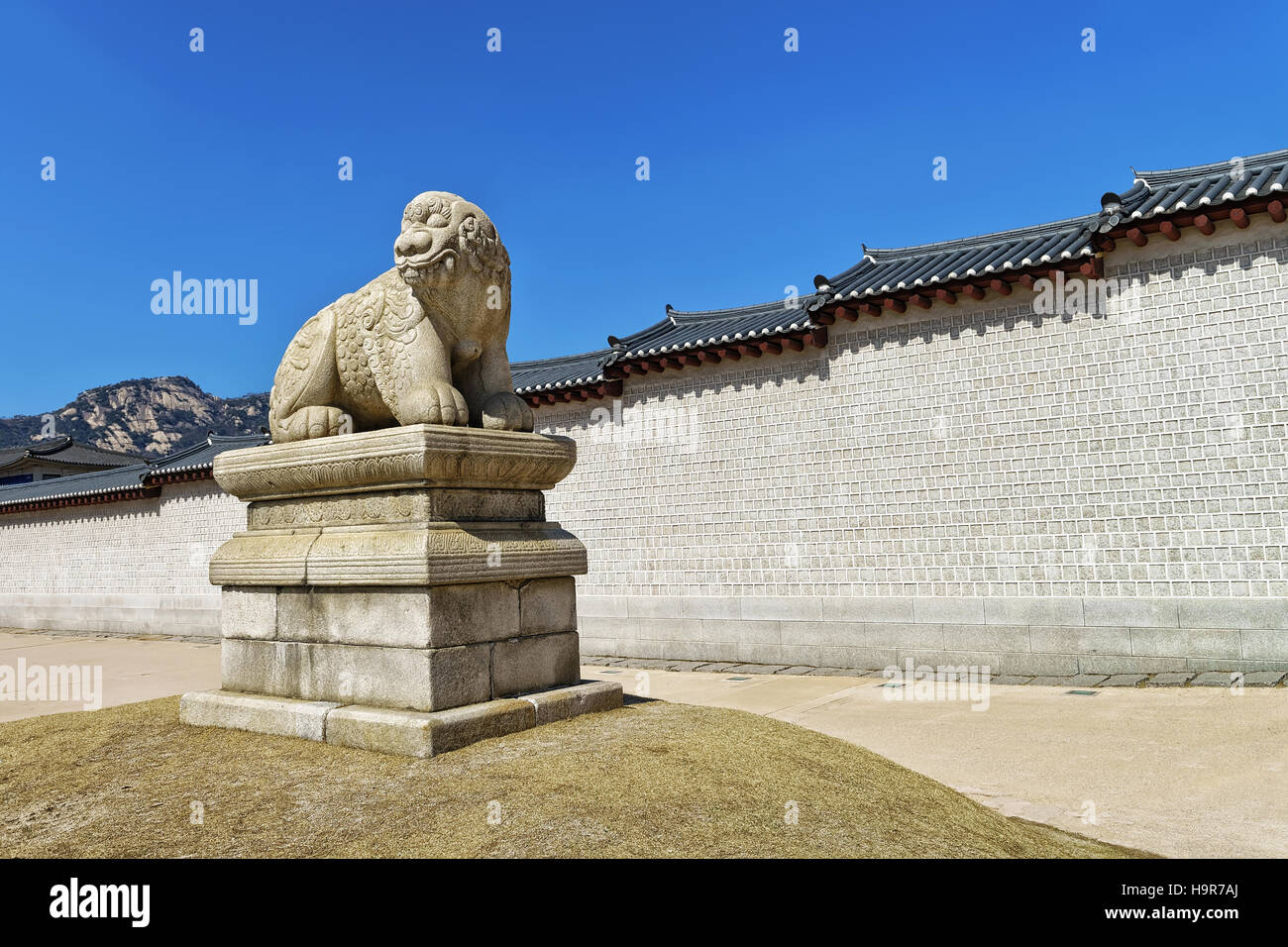 Mythological lion Haechi statue at the entrance gate of Gyeongbokgung ...