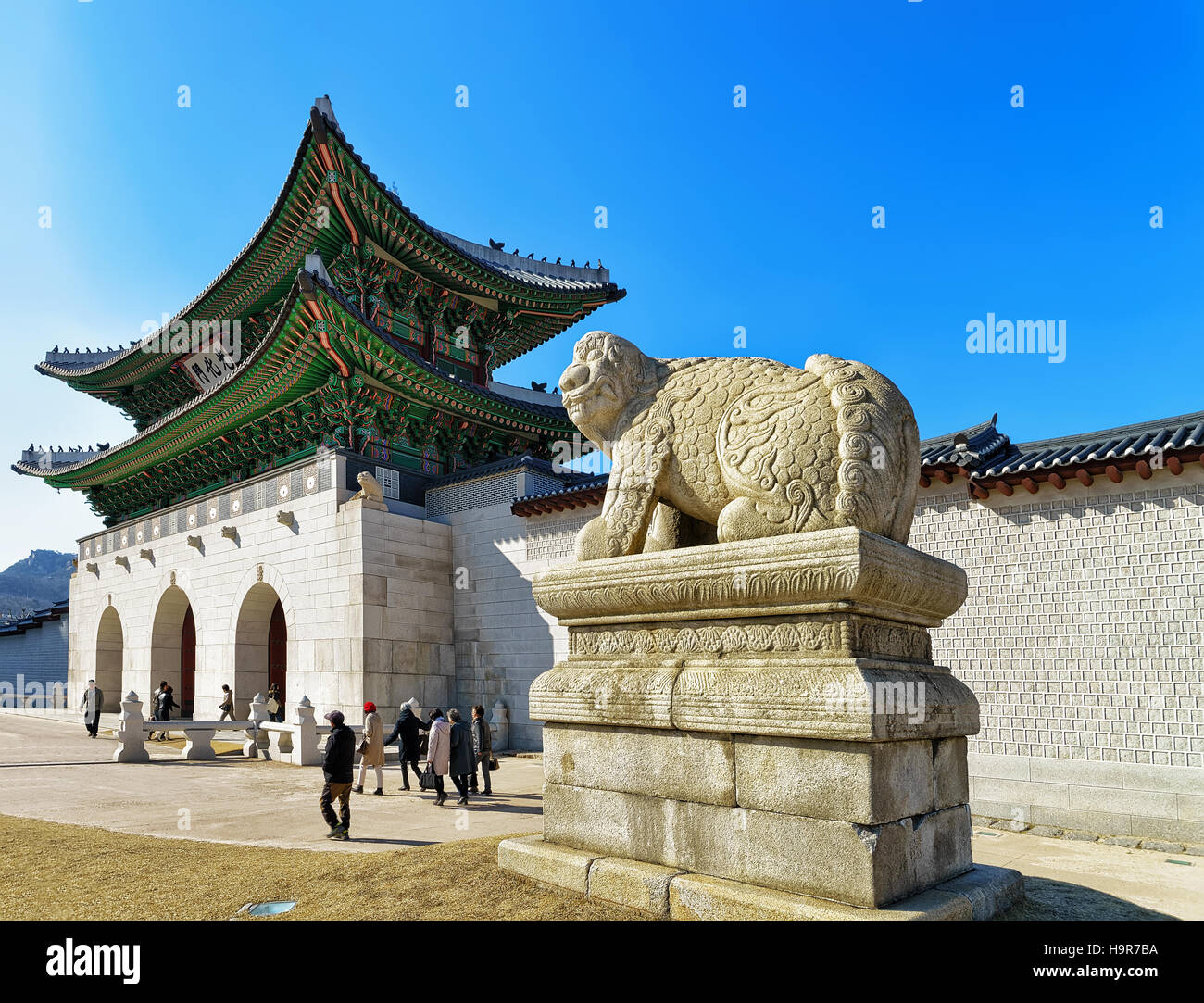 Mythological lion Haechi statue at the entrance to Gyeongbokgung Palace ...
