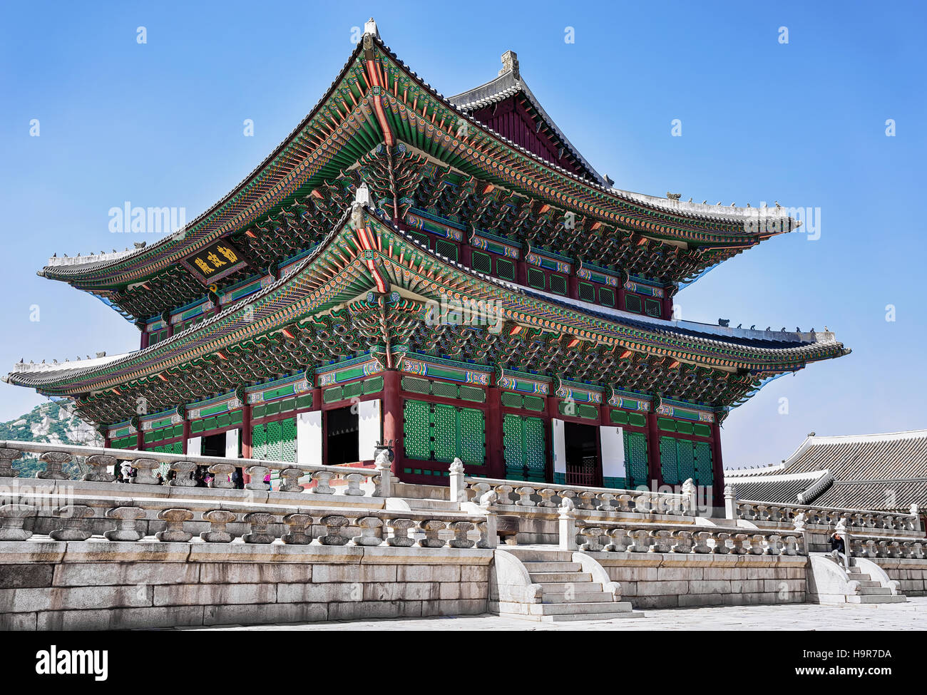 Throne Hall and people at the Gyeongbokgung Palace in Seoul, South ...