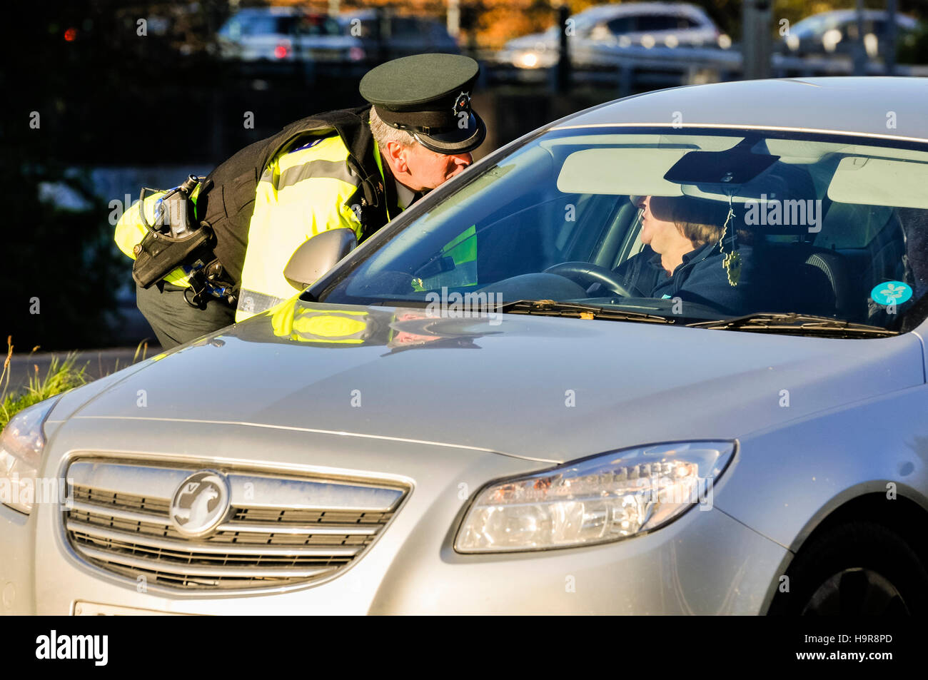 Armed psni officer hi-res stock photography and images - Alamy