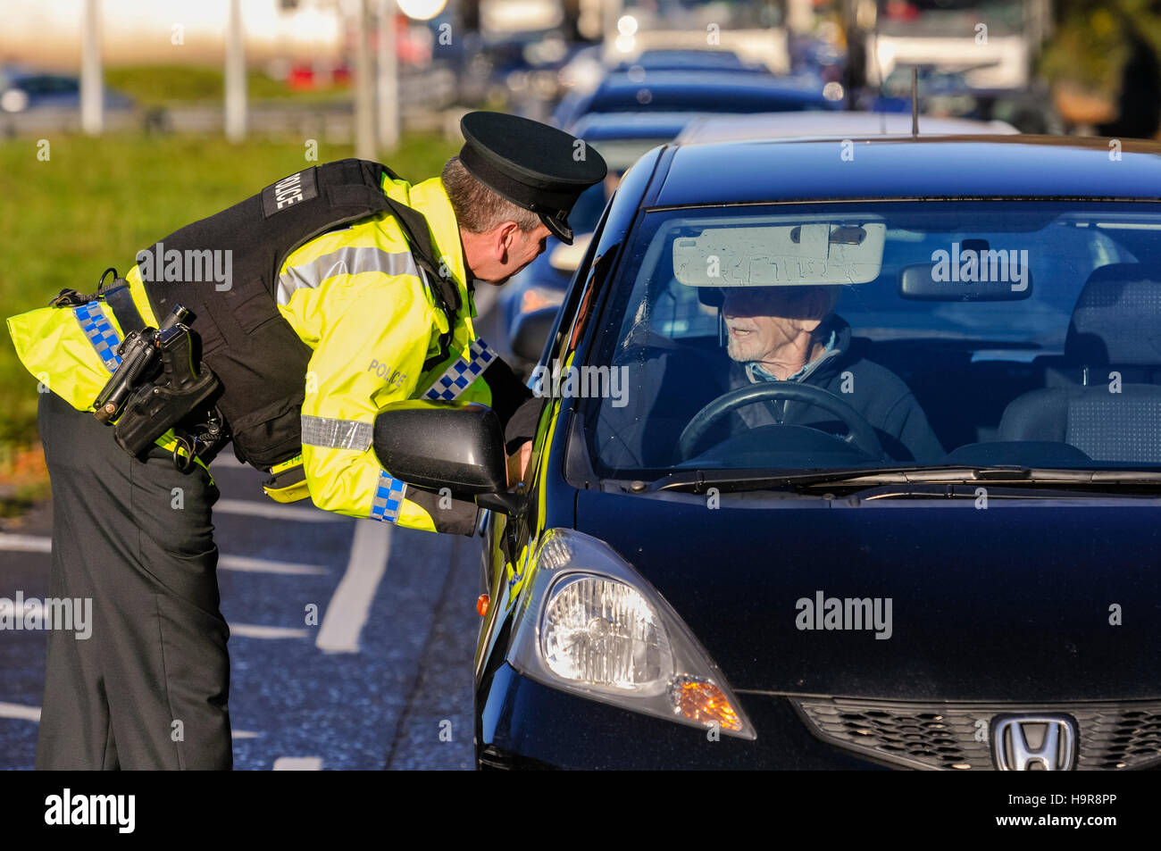 Armed psni officer hi-res stock photography and images - Alamy