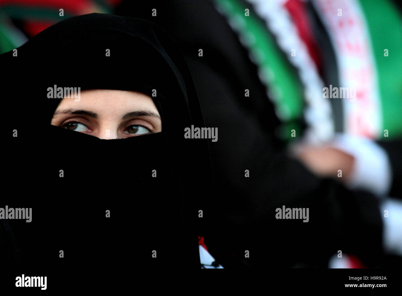 Jenin, West Bank, Palestine. 24th Nov, 2016. A Palestinian bride looks ...