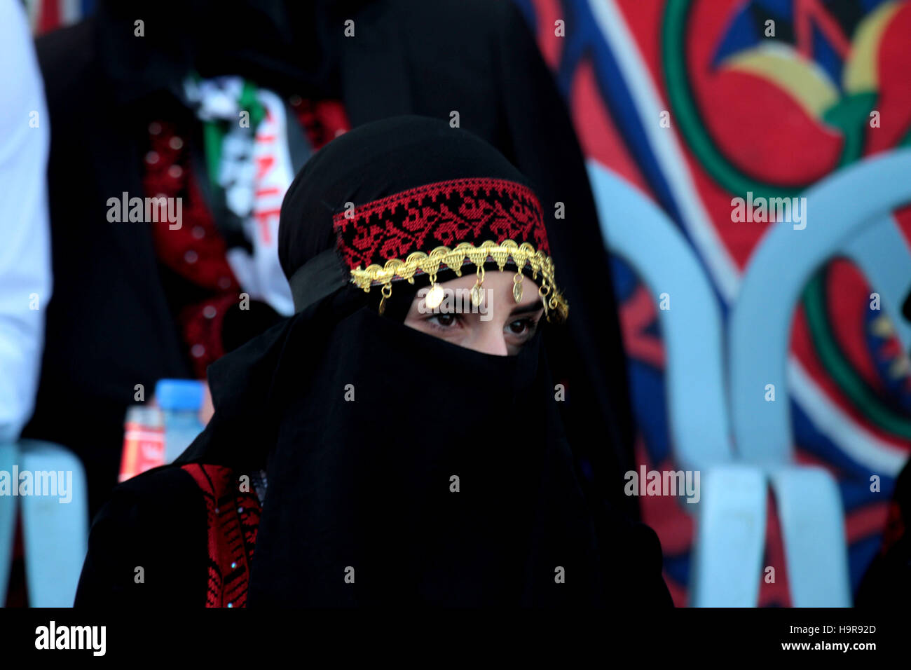 Jenin, West Bank, Palestine. 24th Nov, 2016. A Palestinian bride looks ...