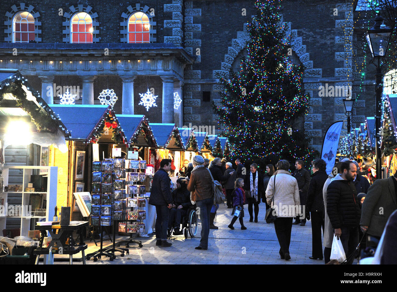 Salisbury Christmas Market opens, Wiltshire, UK Stock Photo - Alamy