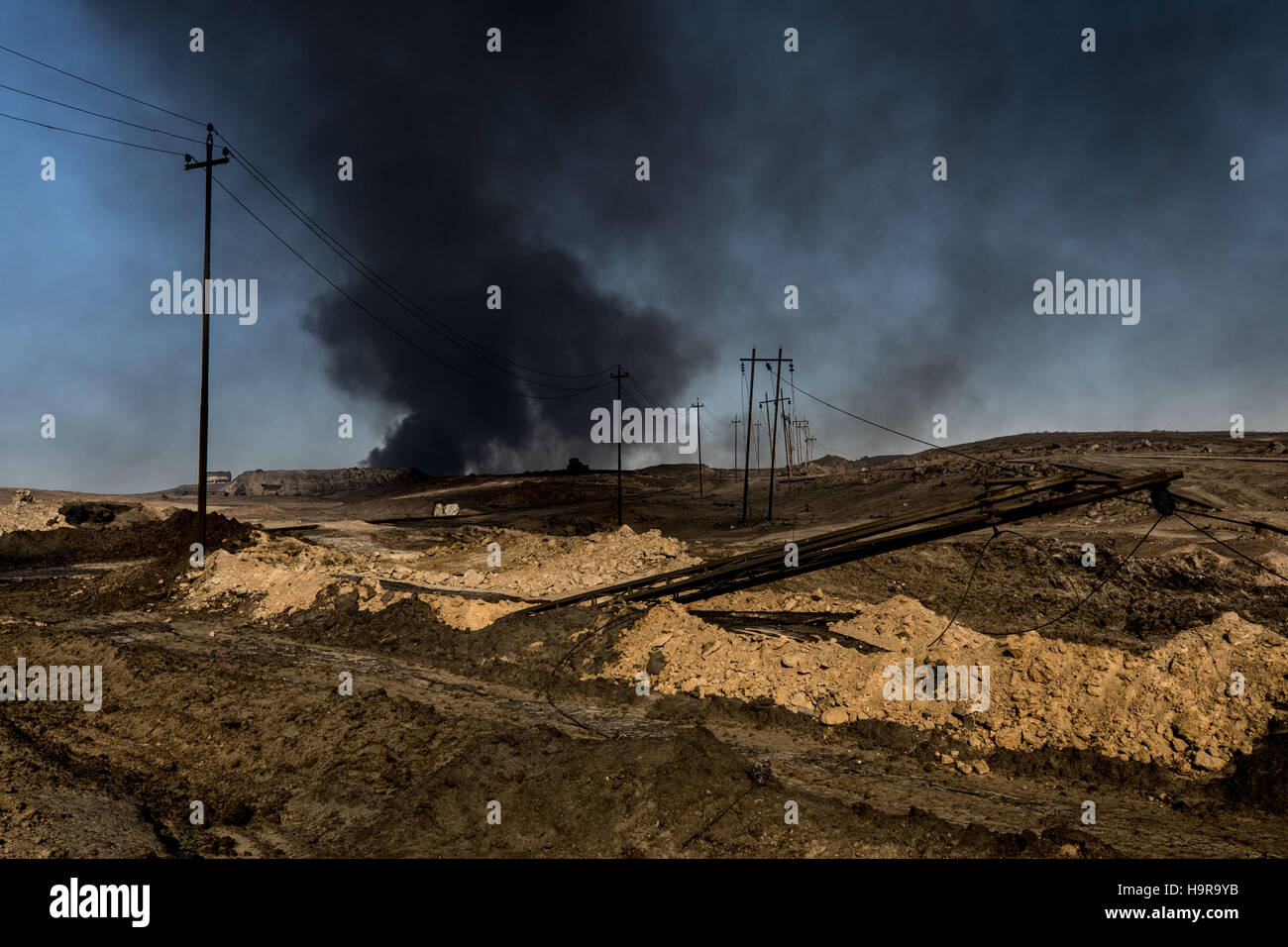 Qayyara, Ninewa Province, IRAQ. 23rd Nov, 2016. Fires have been burning ...