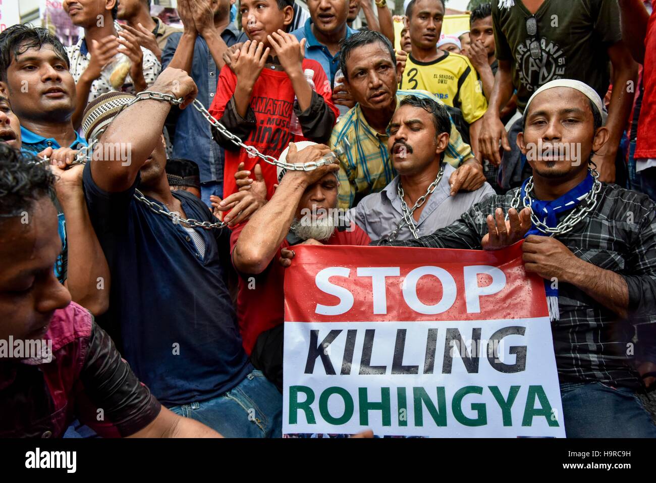 Kuala Lumpur, Malaysia. 25th Nov, 2016. About 500 hundred of Rohingya ...