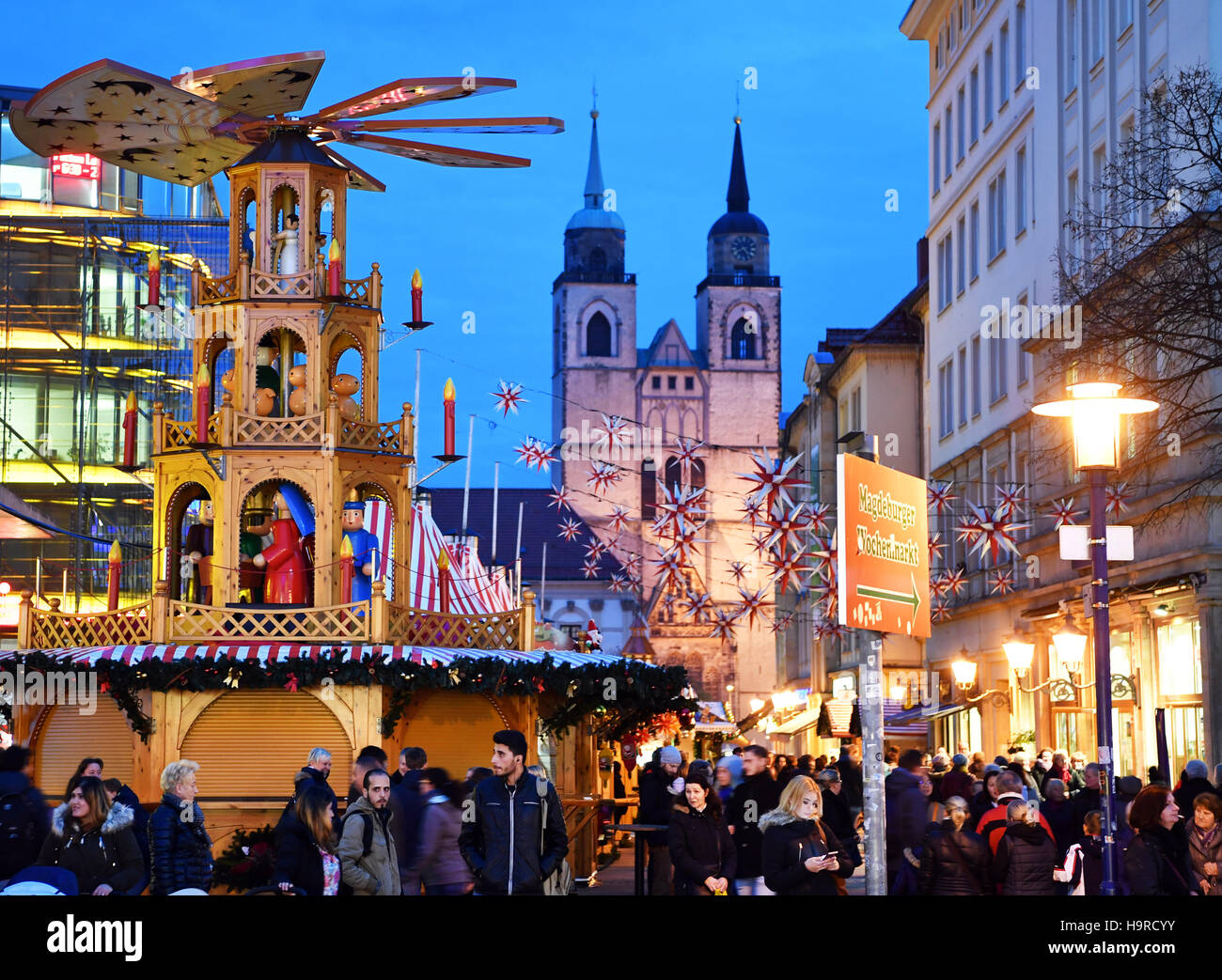 Magdeburg, Germany. 21st Nov, 2016. View of the Christmas market in ...