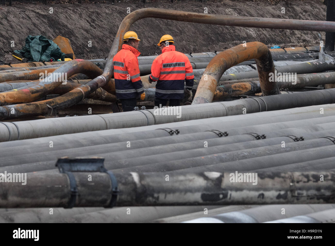 Ludwigshafen, Germany. 25th Nov, 2016. Experts of the company fire ...