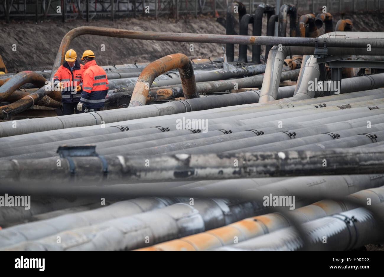 Ludwigshafen, Germany. 25th Nov, 2016. Experts of the company fire ...