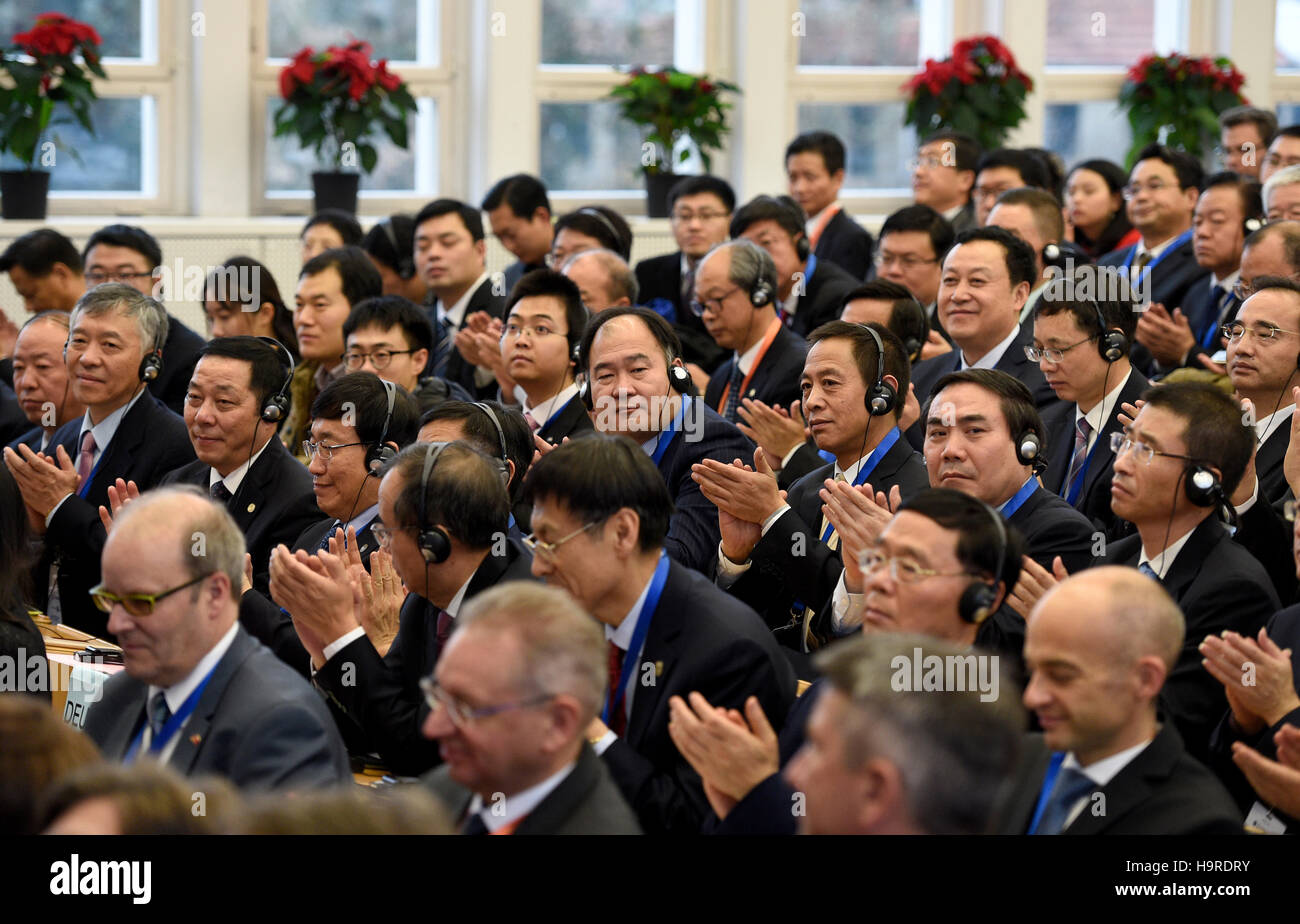 Berlin, Germany. 25th Nov, 2016. Many Chinese partake in the German ...