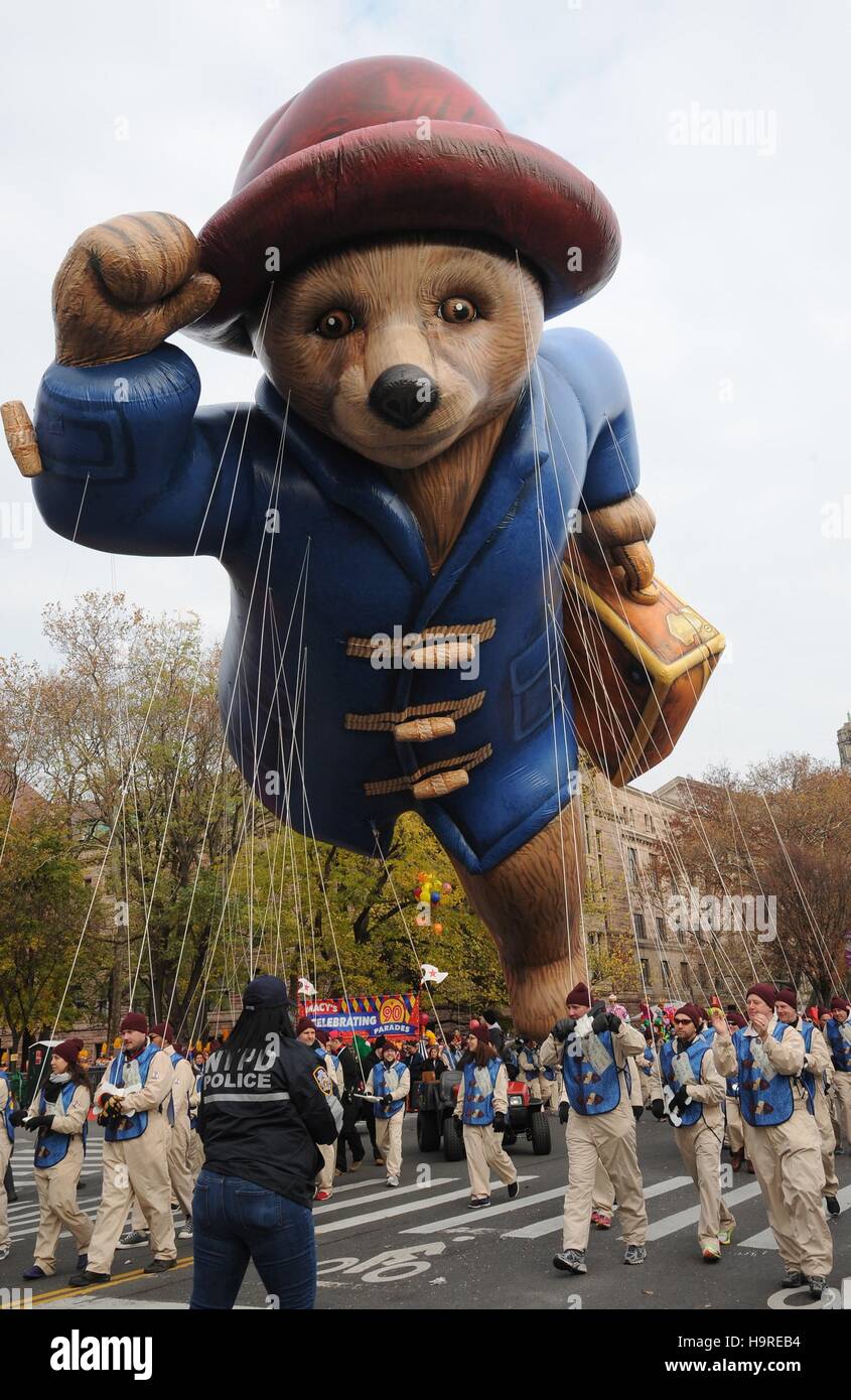 New York, NY, USA. 24th Nov, 2016. Paddington Bear Balloon in ...