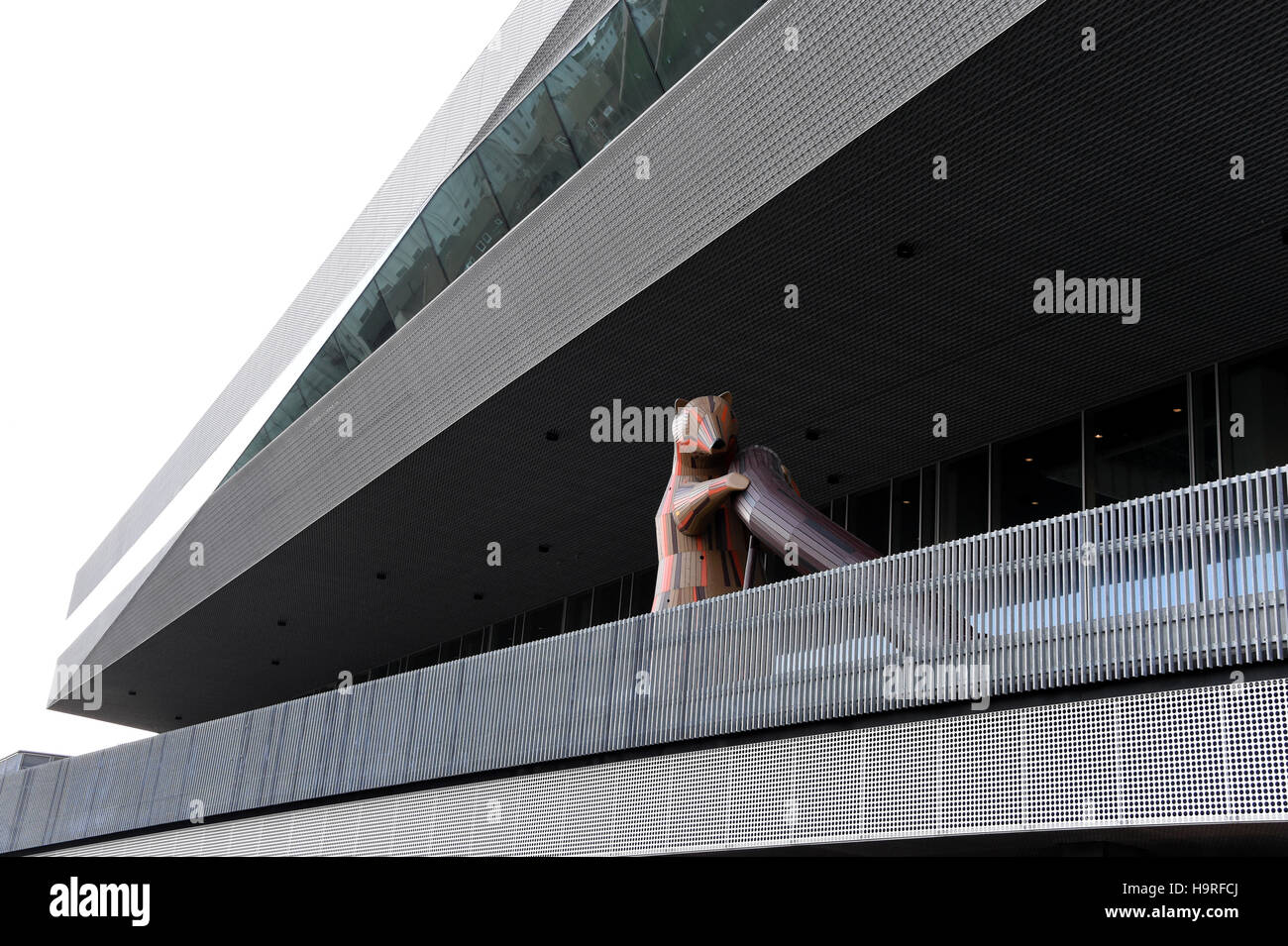 Aarhus, Denmark. 23rd Nov, 2016. The bear of a 'Monstrum' playing setup ...