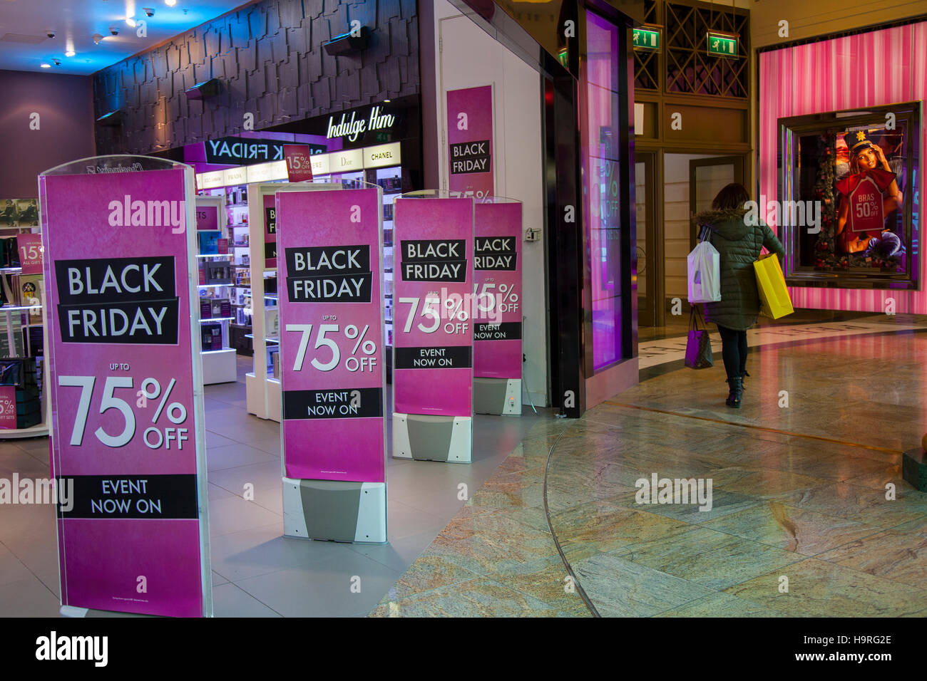 Indulge Store At Intu Trafford Centre Manchester Uk 25th November 2016 Black Friday Sales 