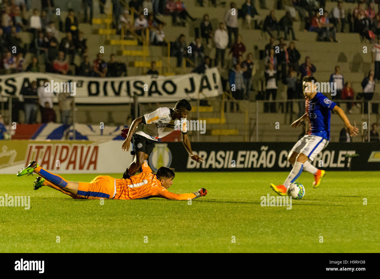 Curitiba, Brazil. 25th Nov, 2016. Goalkeeper Hugo Matos and the Tupi ...