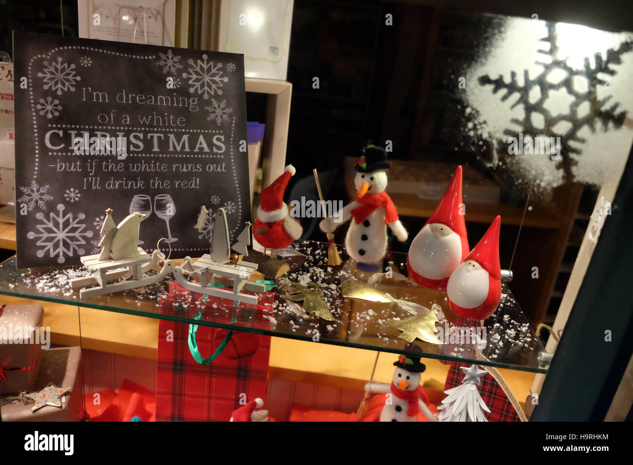 Shop window displays hi-res stock photography and images - Alamy