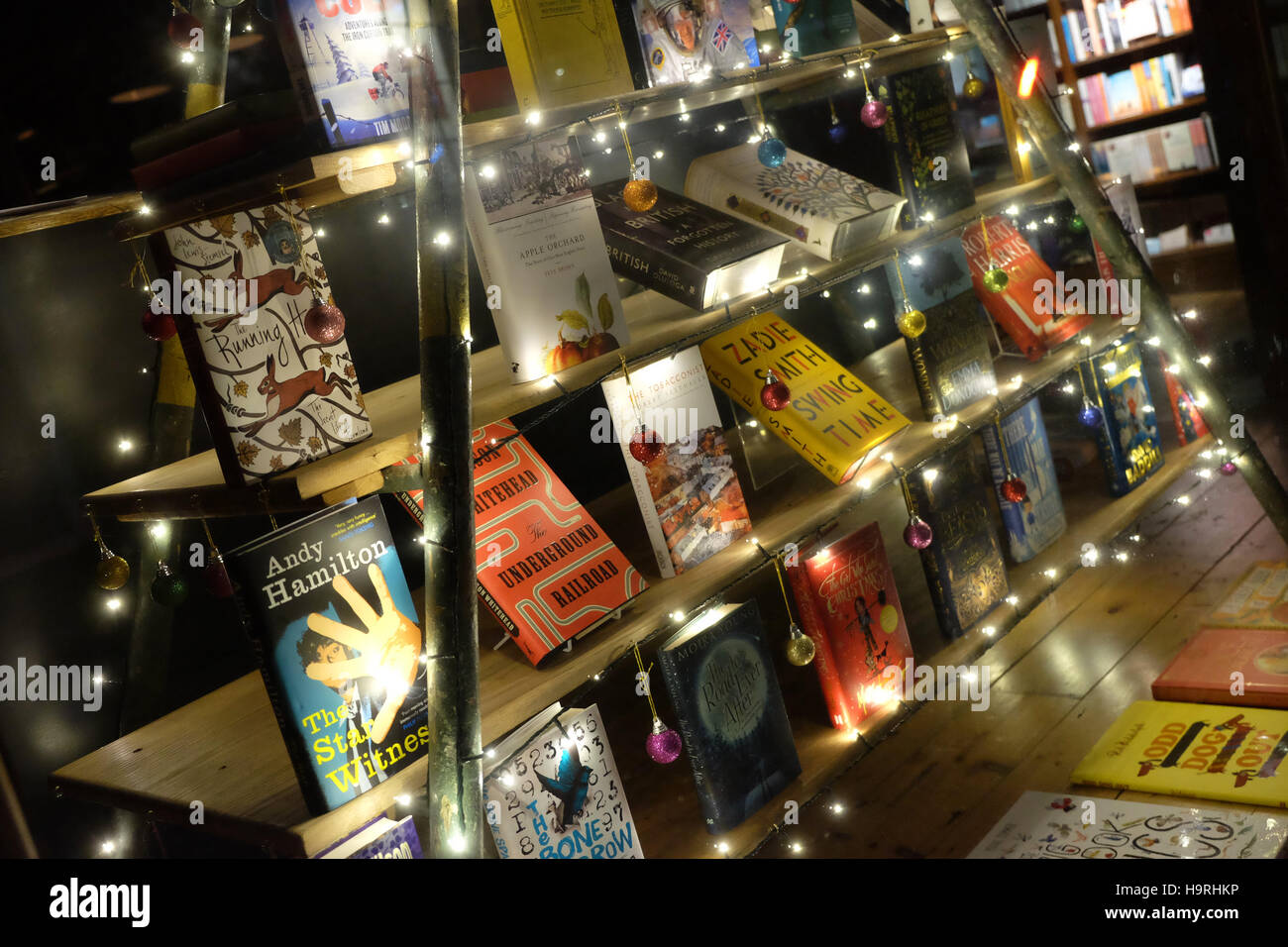 Shop window displays hi-res stock photography and images - Alamy