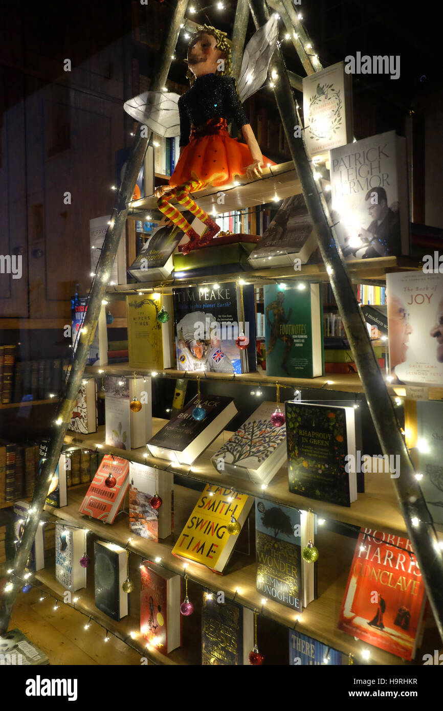 Shop window displays hi-res stock photography and images - Alamy