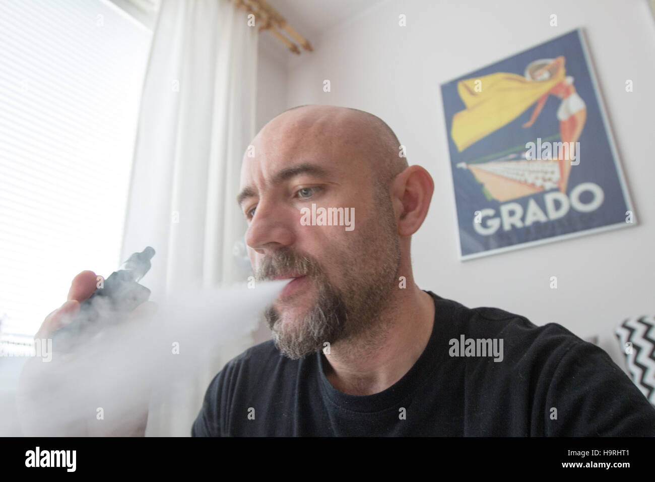 Esmoking hi-res stock photography and images - Alamy