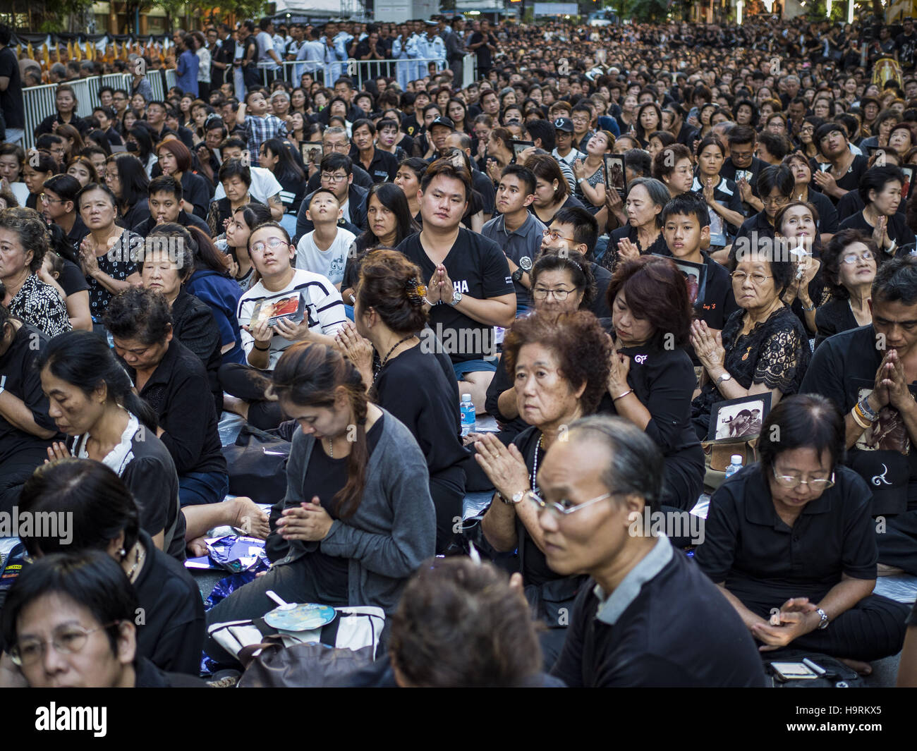 Bangkok, Thailand. 26th Nov, 2016. People pray for the late king of ...