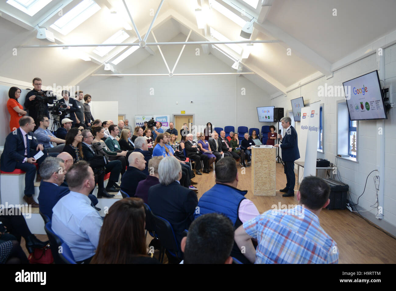 A man talks to a crowd of people at a Google Digital Garage event Stock ...