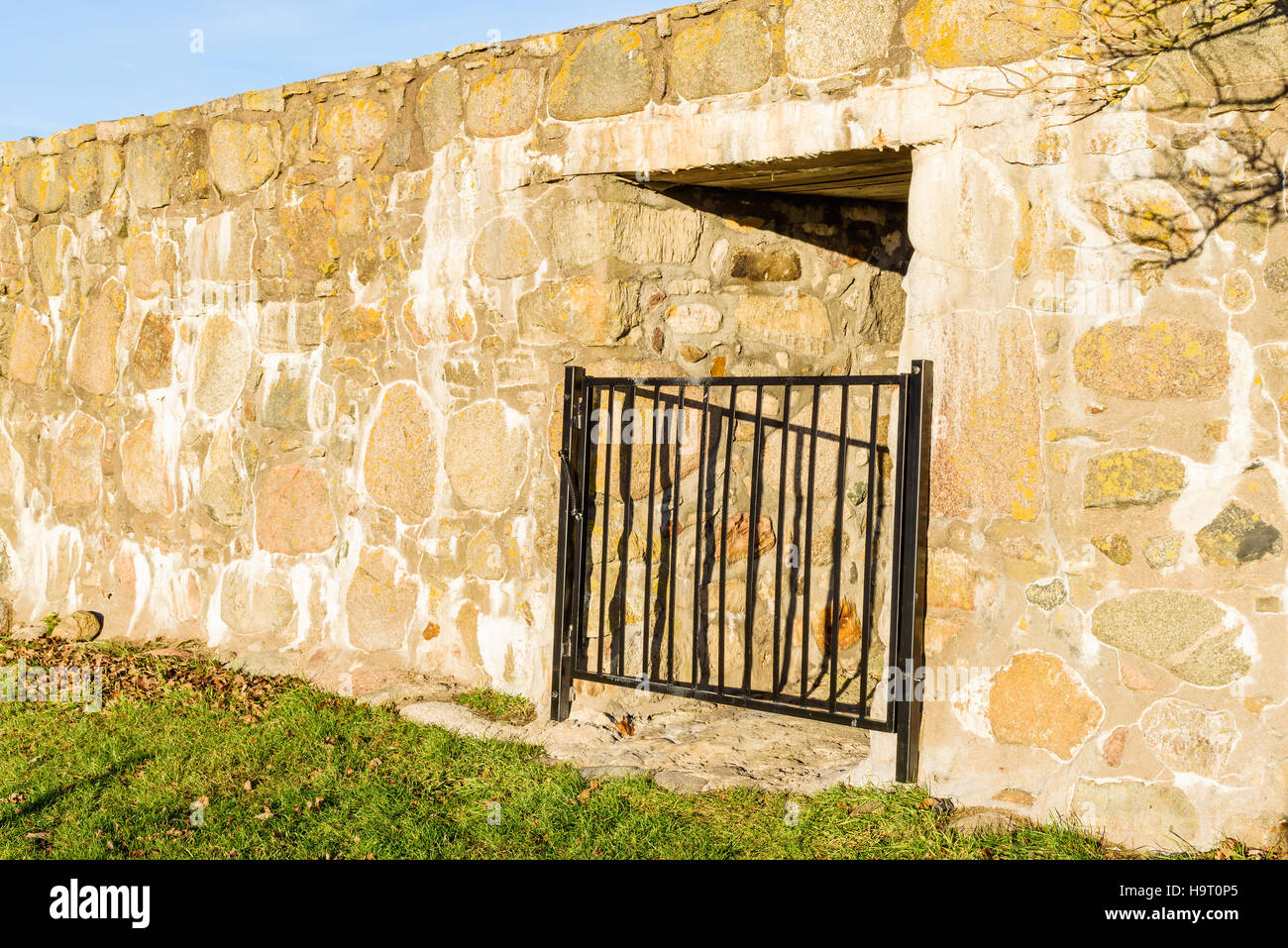Pathway metal gate hi-res stock photography and images - Alamy