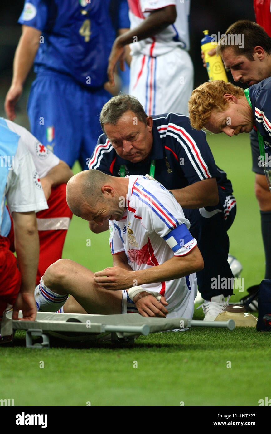 ZINEDINE ZIDANE & TRAINER ITALY V FRANCE OLYMPIC STADIUM BERLIN GERMANY ...