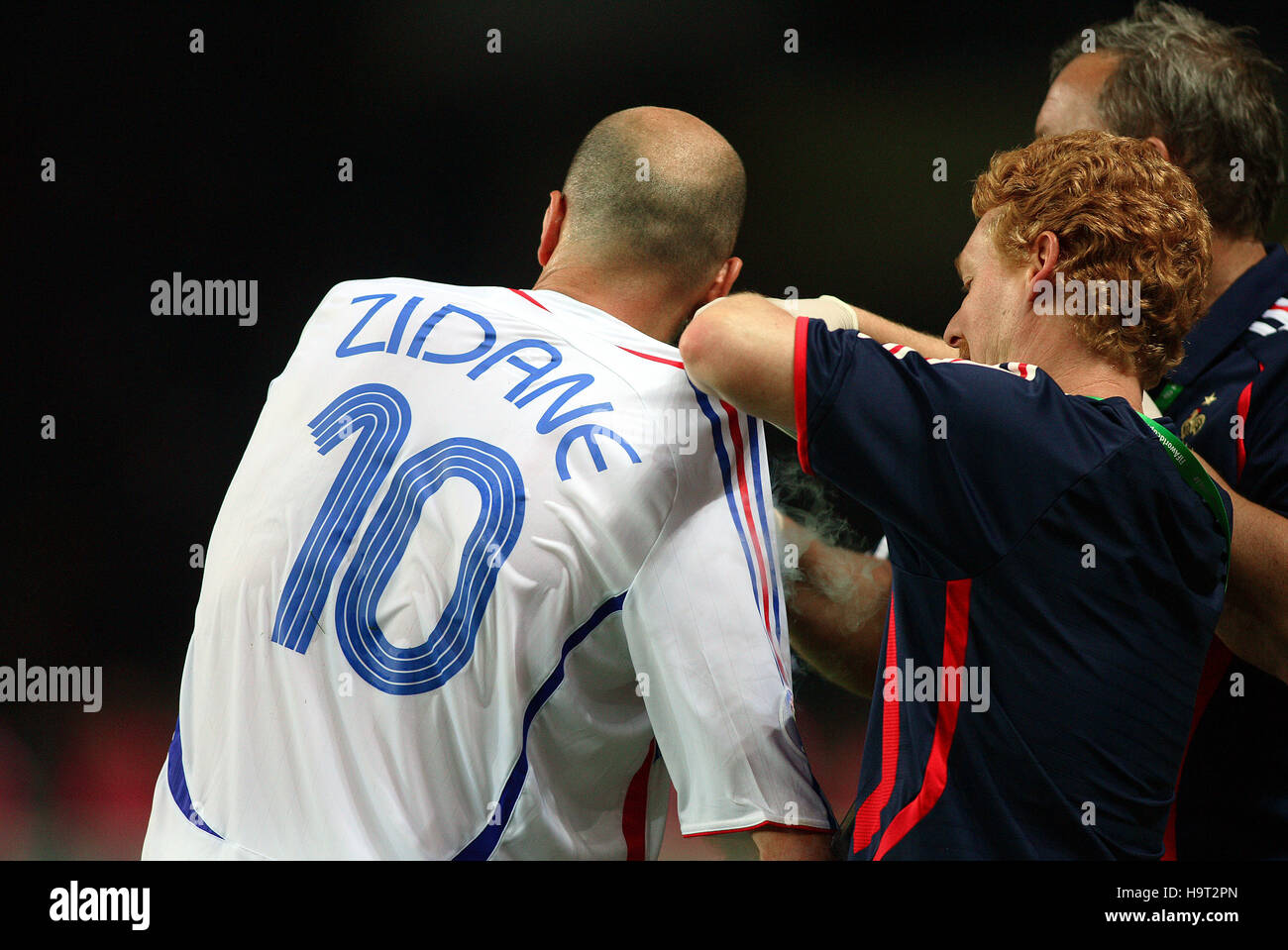 ZINEDINE ZIDANE & TRAINER ITALY V FRANCE OLYMPIC STADIUM BERLIN GERMANY ...