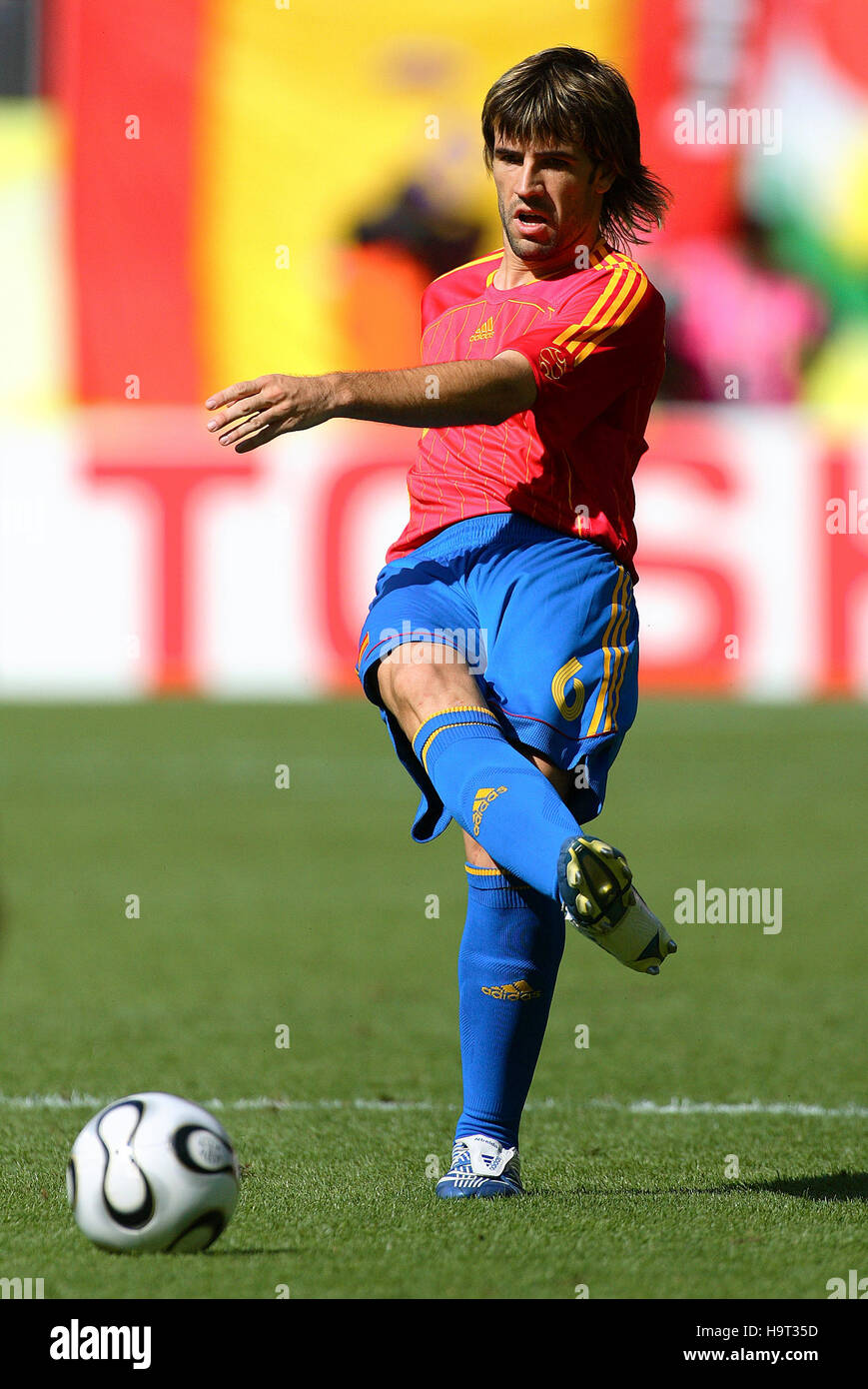 DAVID ALBELDA SPAIN & VALENCIA FRITZ-WALTER STADIUM KAISERSLAUTEN ...