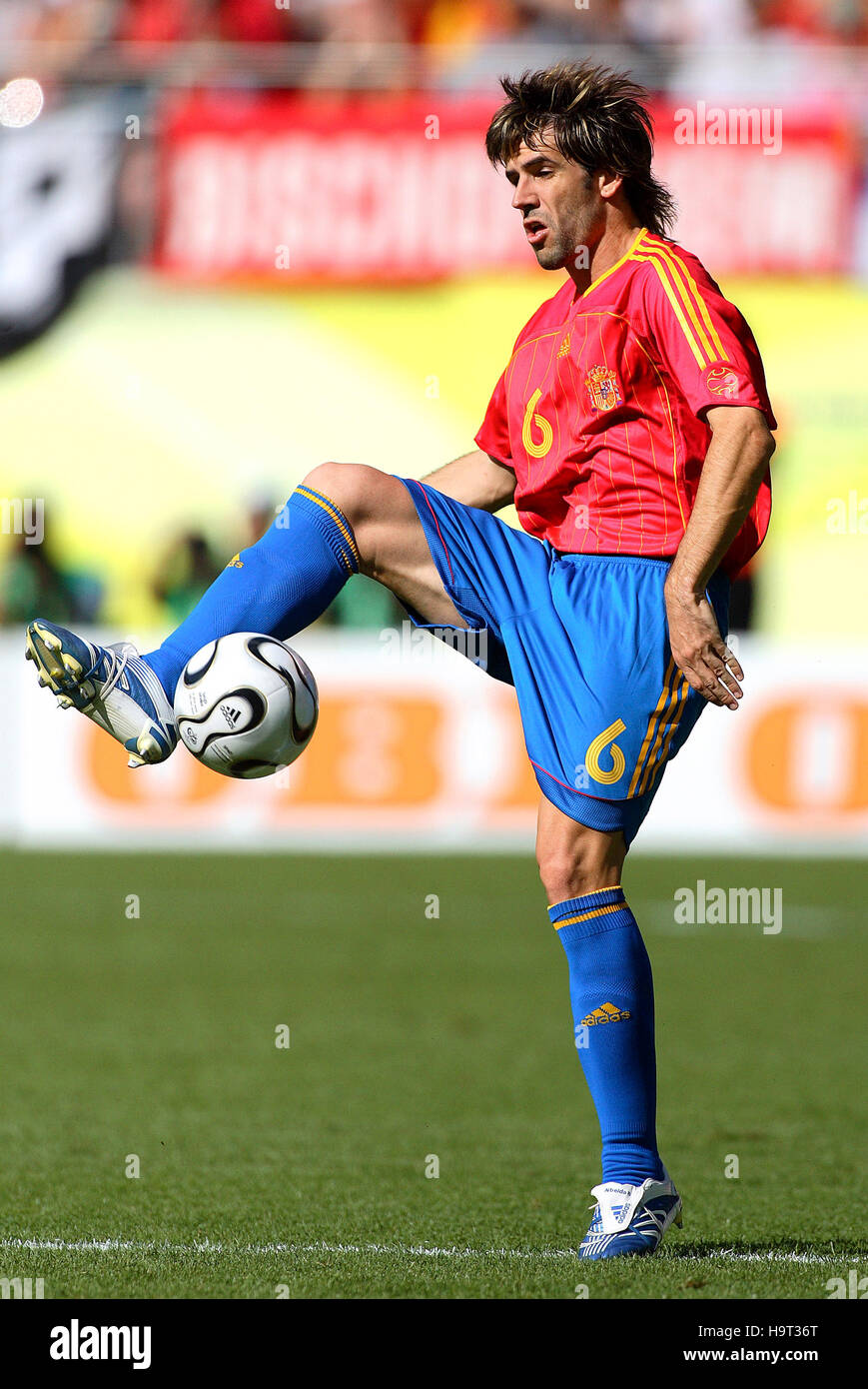 DAVID ALBELDA SPAIN & VALENCIA FRITZ-WALTER STADIUM KAISERSLAUTEN ...