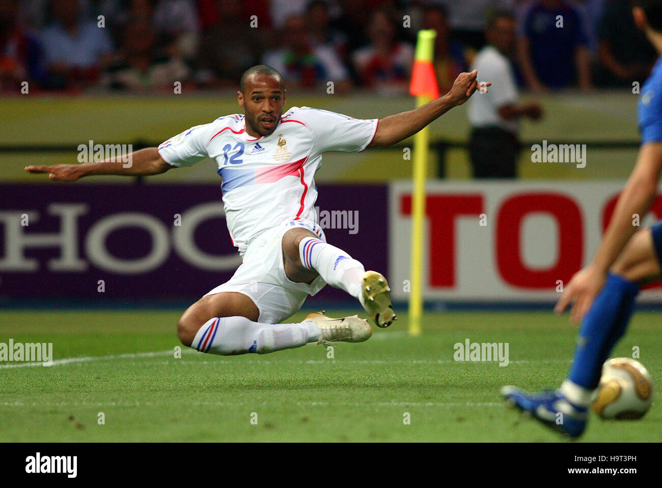 Thierry henry france arsenal fc france hi-res stock photography and ...