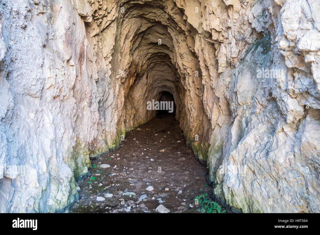 Dark Cave Entrance Stock Photos & Dark Cave Entrance Stock Images - Alamy