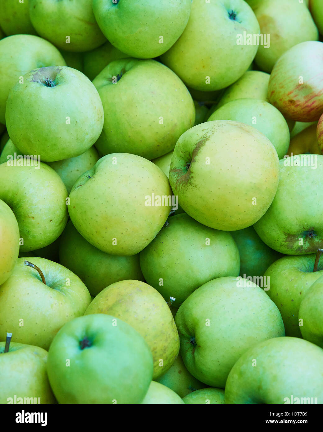 Green apples background Stock Photo - Alamy