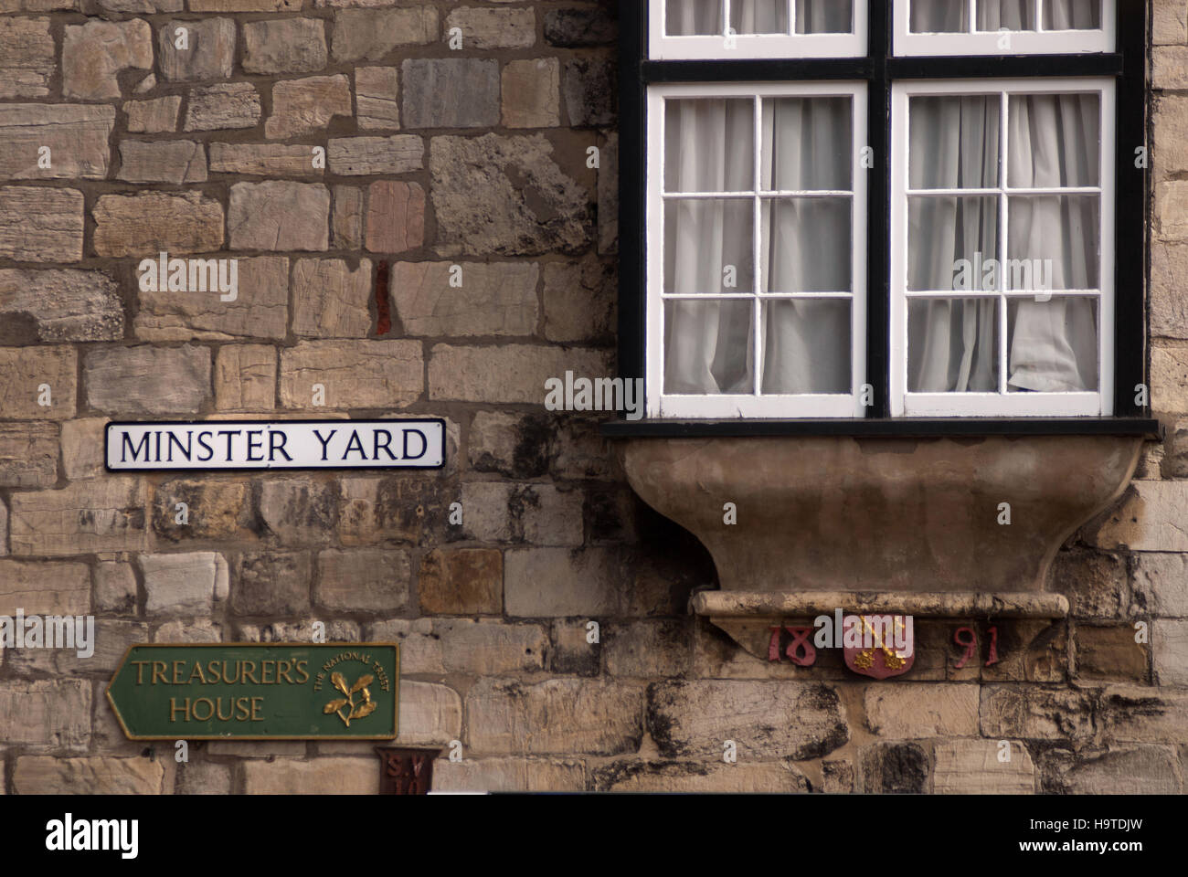 Minster Yard street sign, York Stock Photo - Alamy